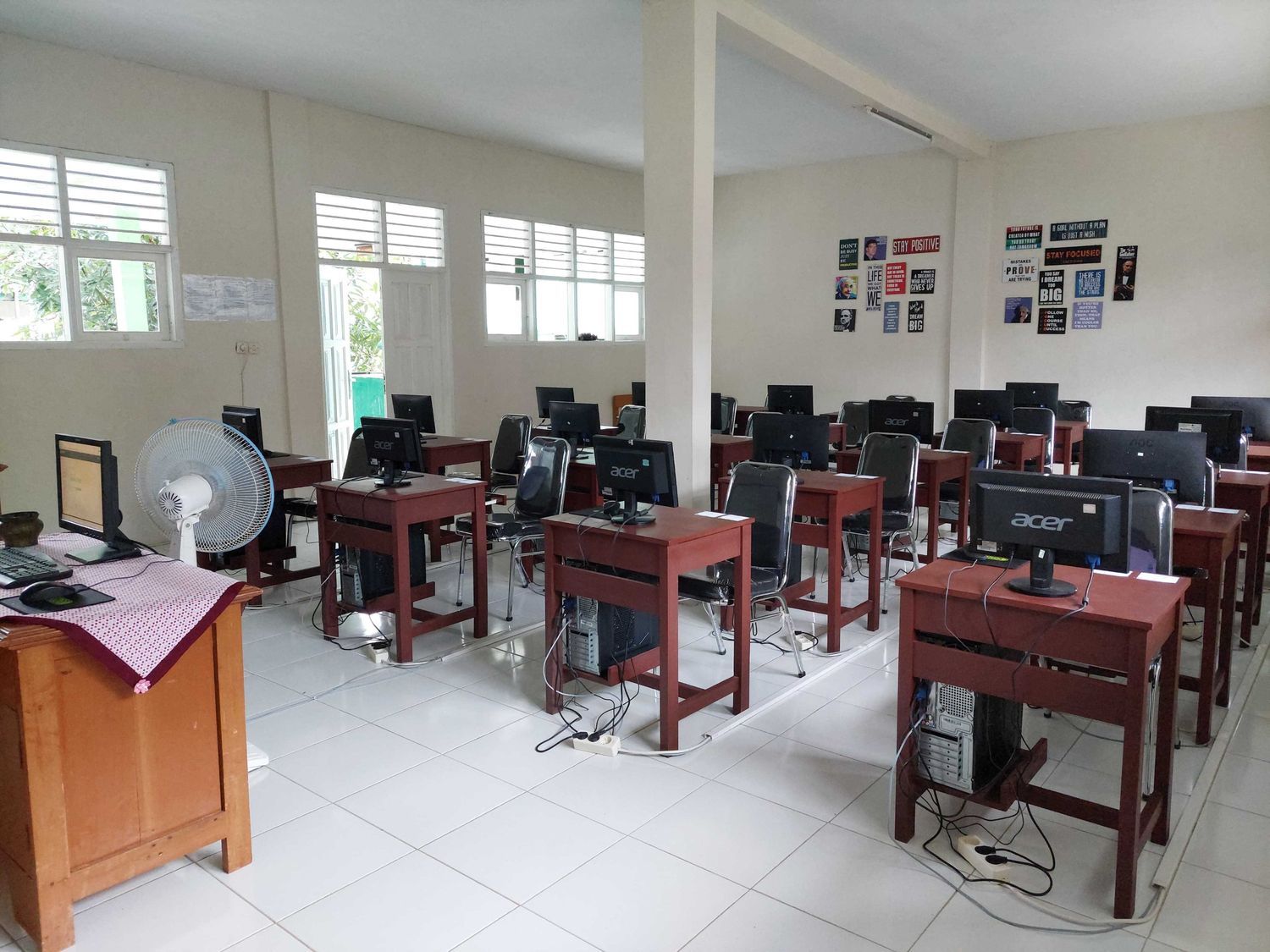 SMK YPI Khoerul Falah Jompong — Laboratorium Komputer